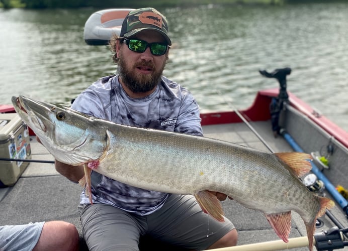 Tennessee Musky Guide with Captain Experiences